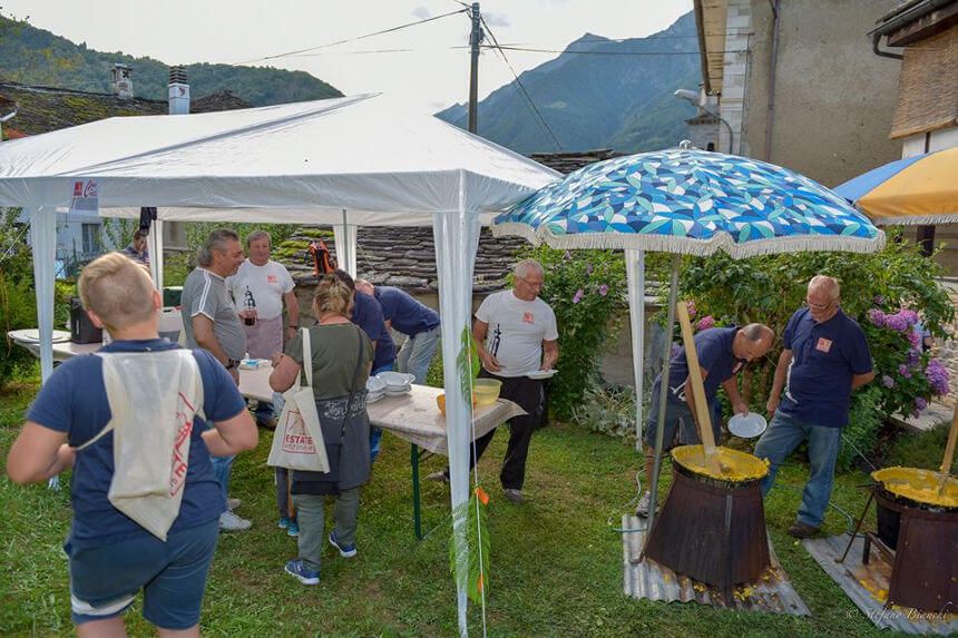 Anzino, cena nei cortili